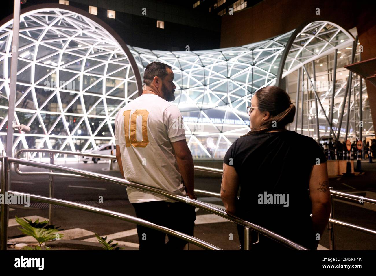 Sao Paulo, Brazil. 10th Dec, 2022. Fans of Brazil's soccer legend Pelé ...