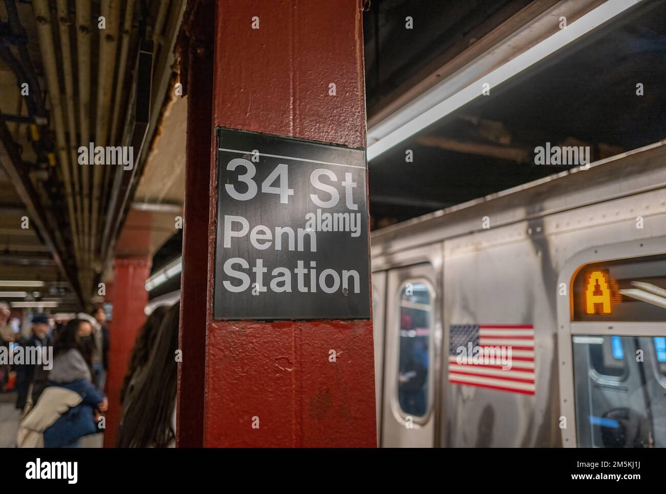 NEW YORK, N.Y. – December 28, 2022: A 34th Street – Penn Station subway platform is seen in the ...