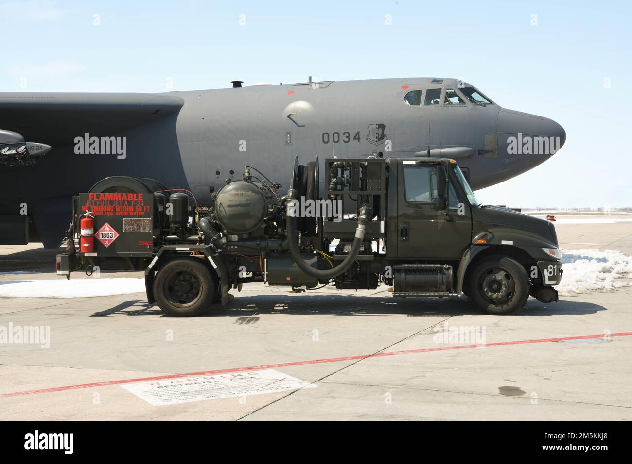 5th Logistics Readiness Squadron prepares to fuel a B-52H ...