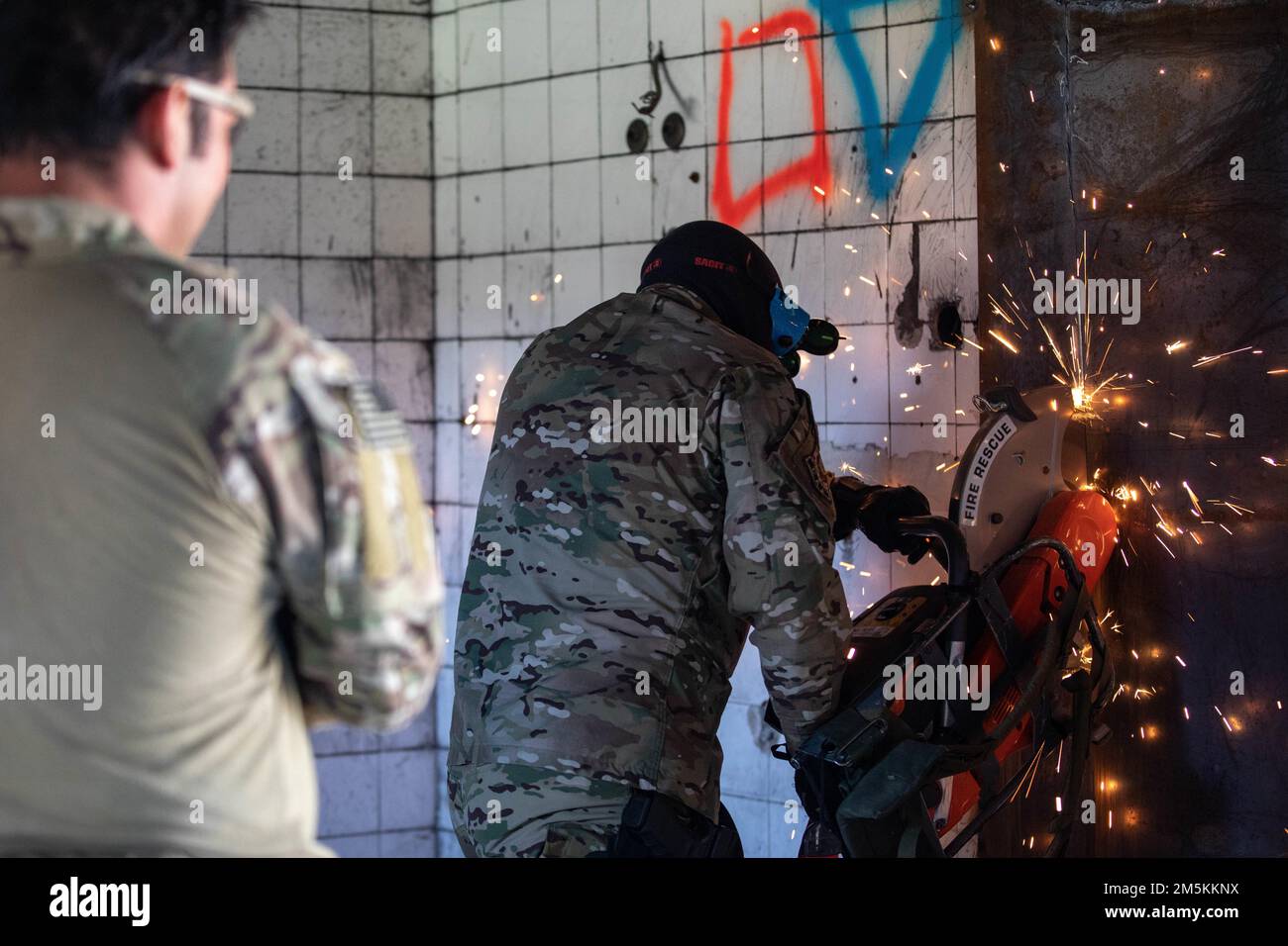 The U.S. Special Forces course leader observes a member of Republika ...