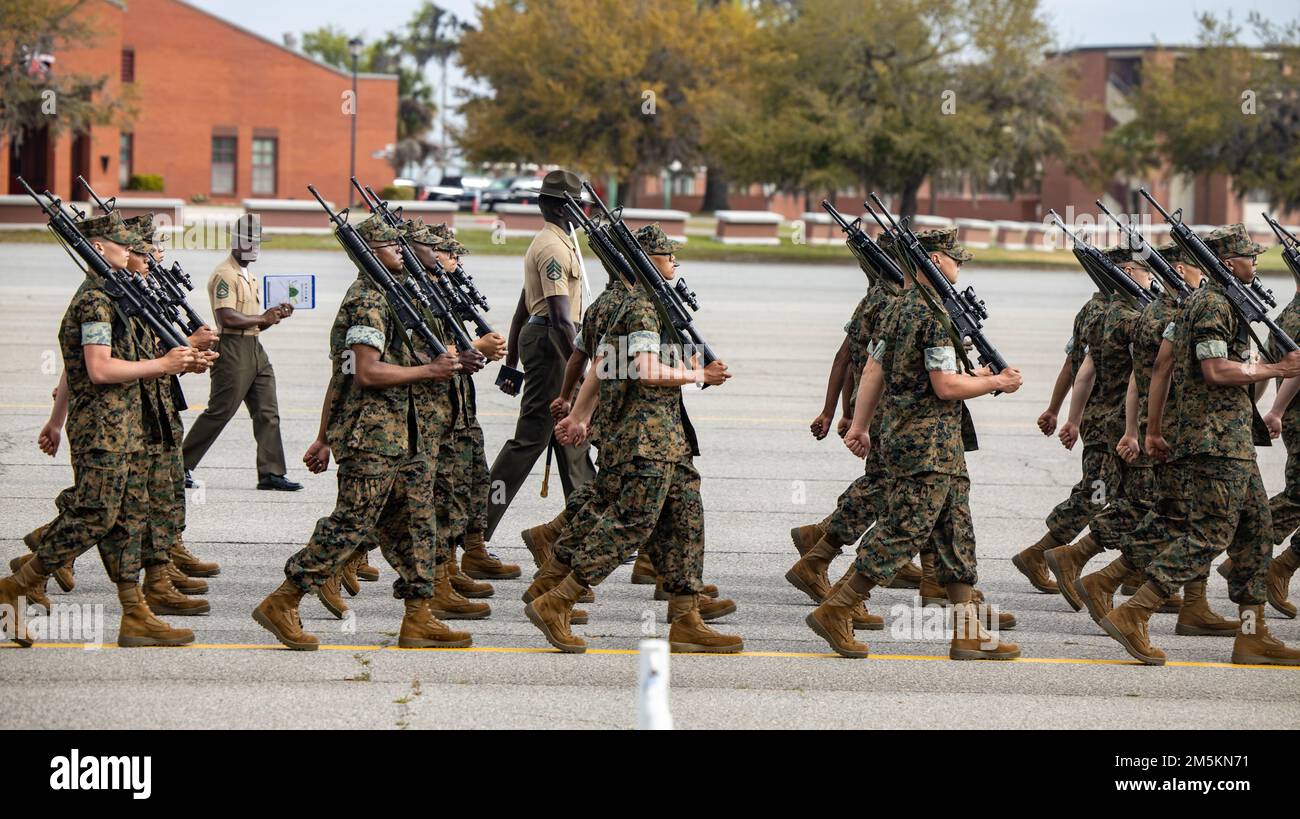 Recruits with Lima Company, 3rd Recruit Training Battalion, execute ...
