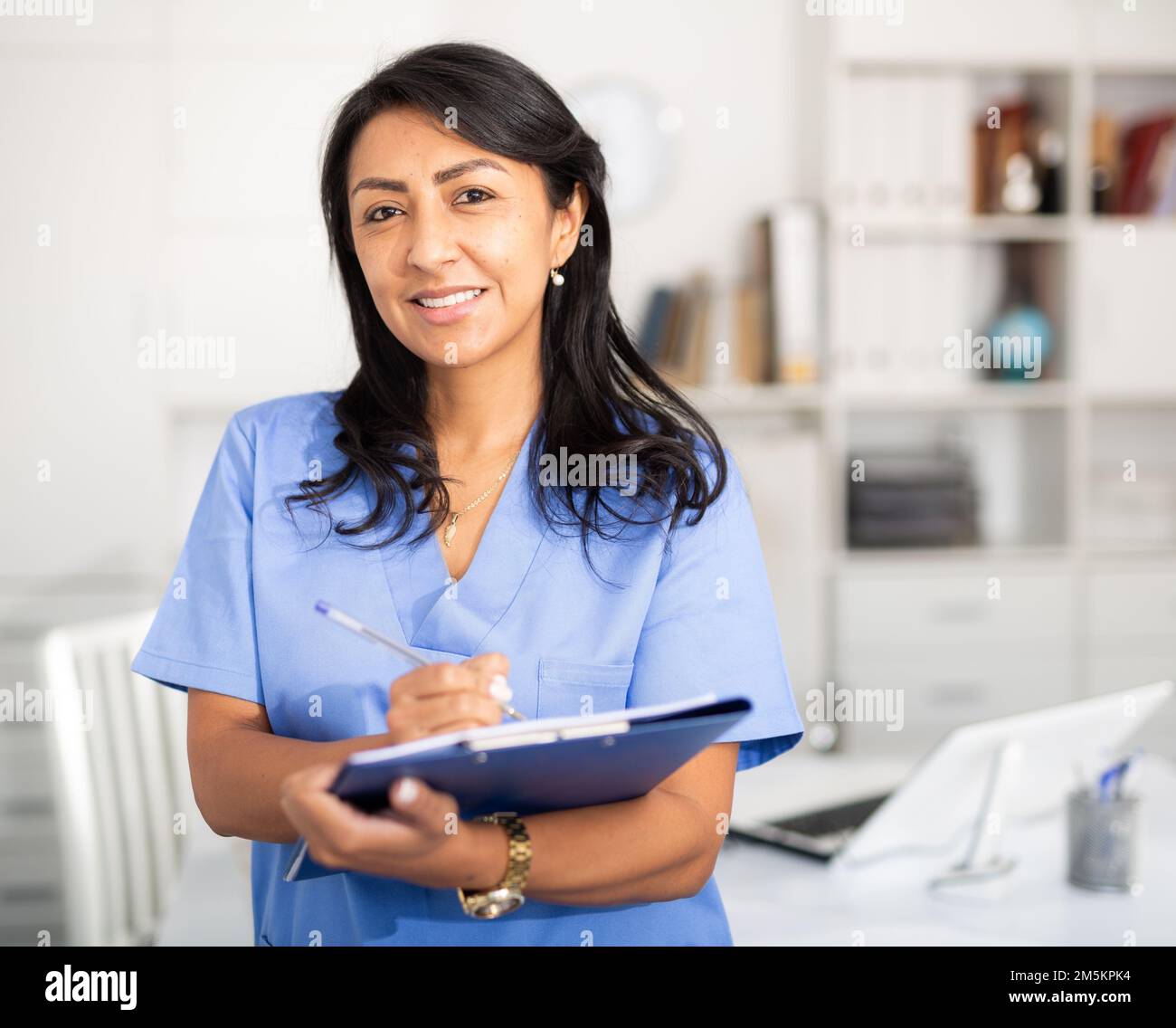Woman doctor filling out hi-res stock photography and images - Alamy