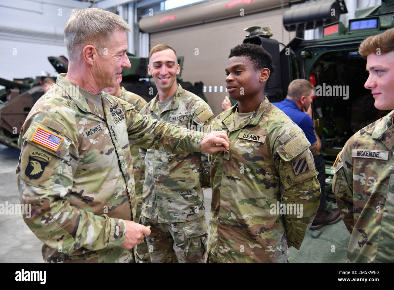 M2a4 bradley fighting vehicle hi-res stock photography and images - Alamy