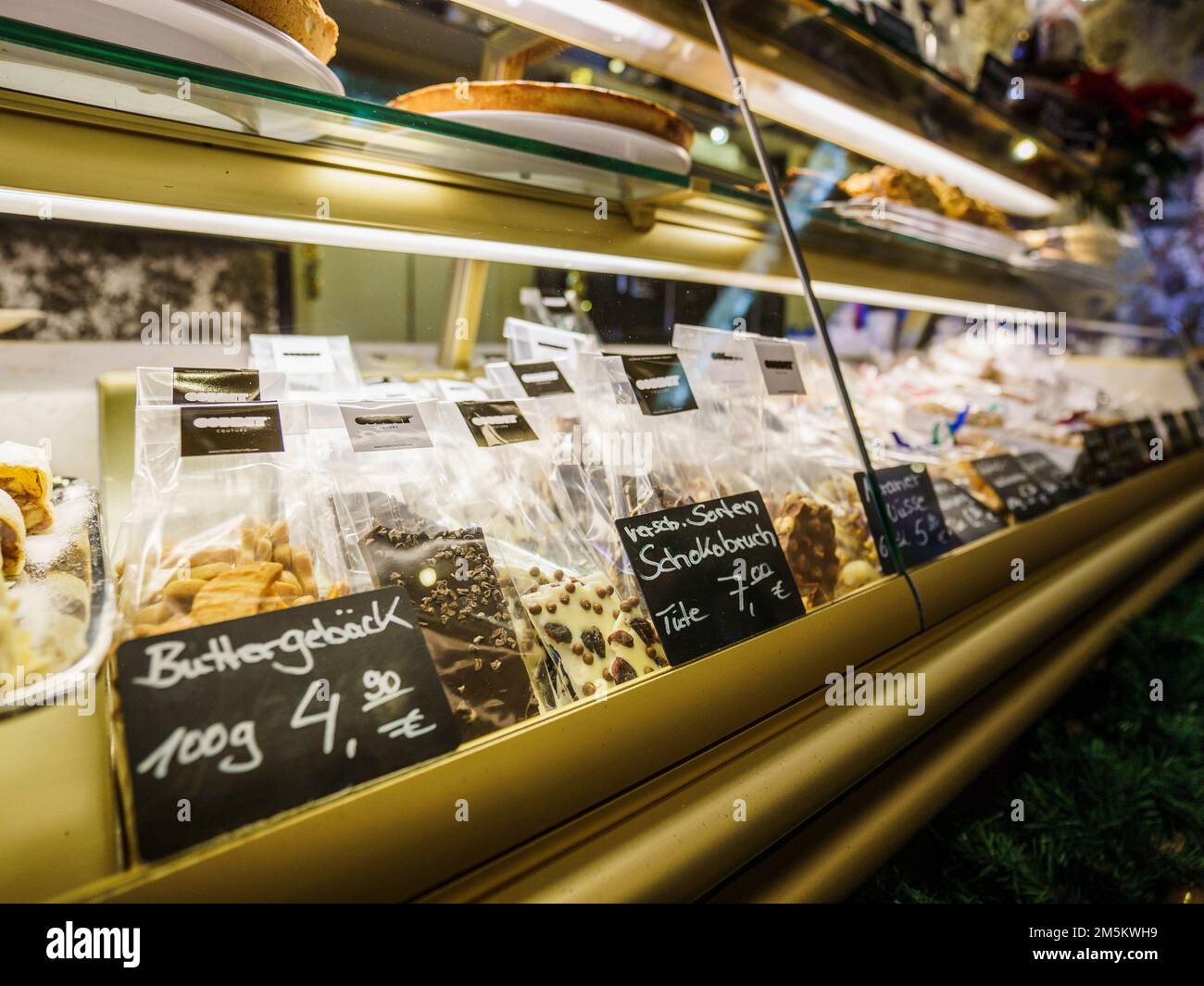 PRODUCTION - 27 December 2022, Hessen, Frankfurt/Main: Pastry ...