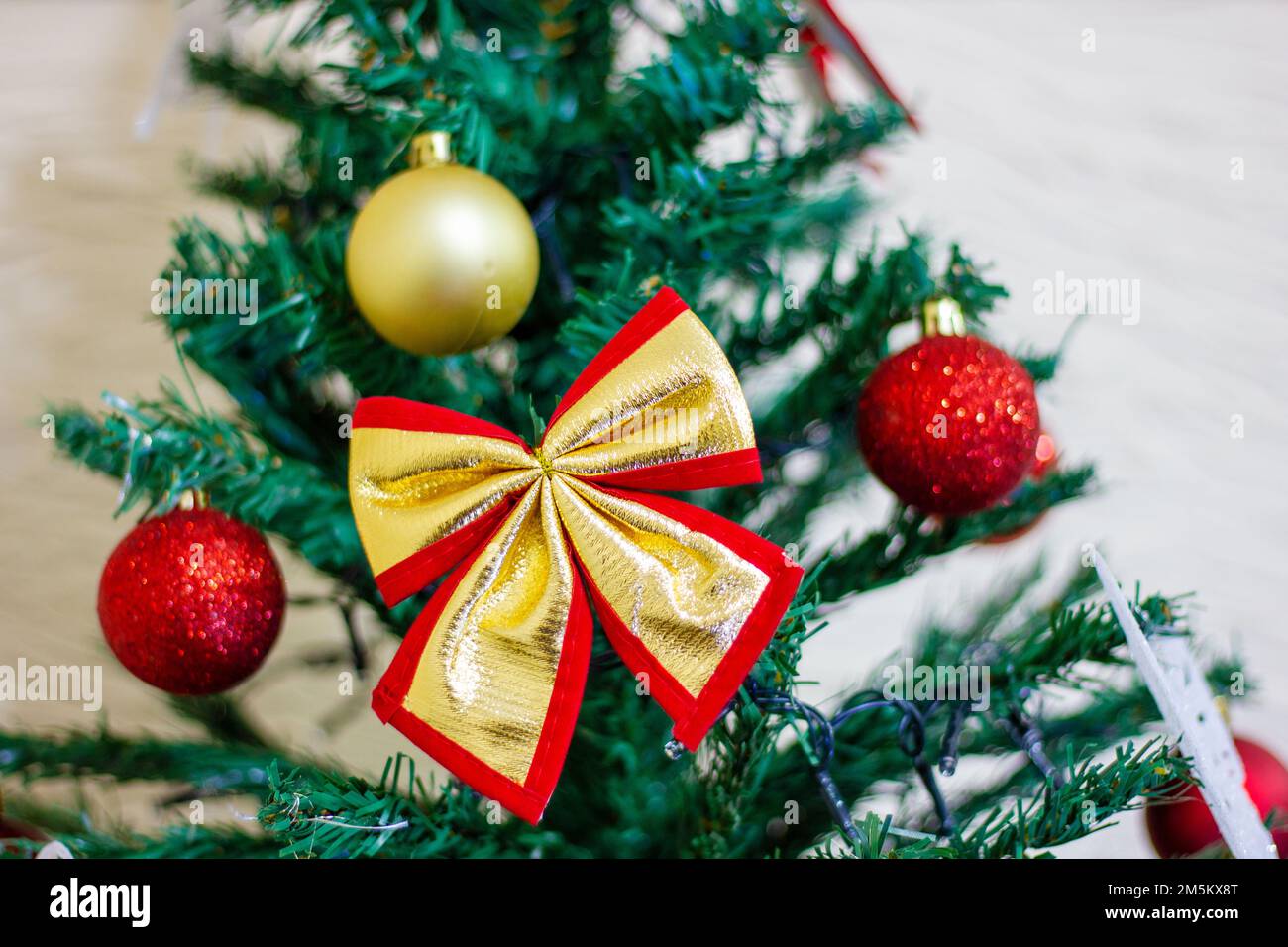 Red ball christmas tree hi-res stock photography and images - Alamy