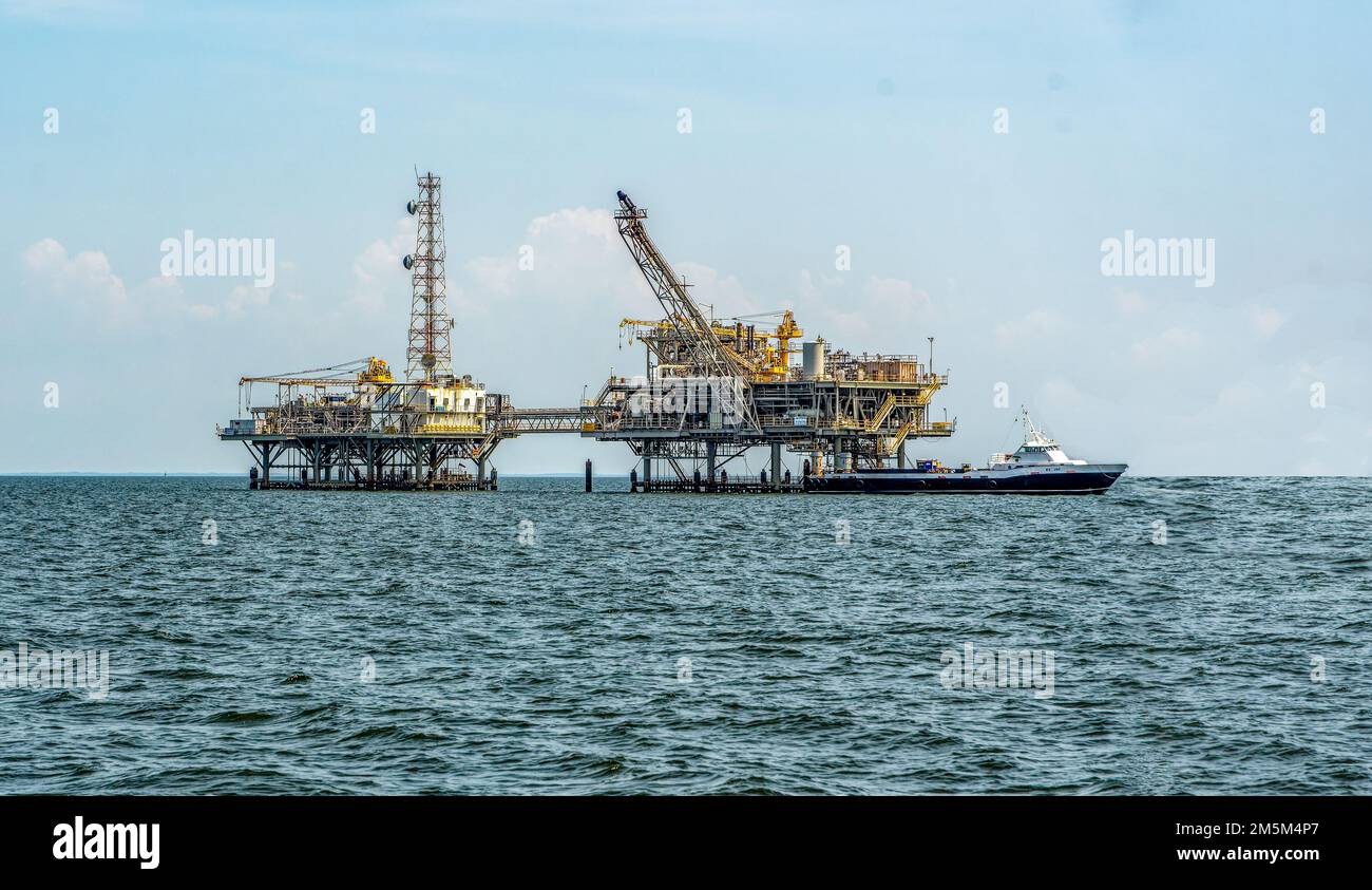Oil drilling platform near Dauphin Island, Alabama, USA Stock Photo - Alamy