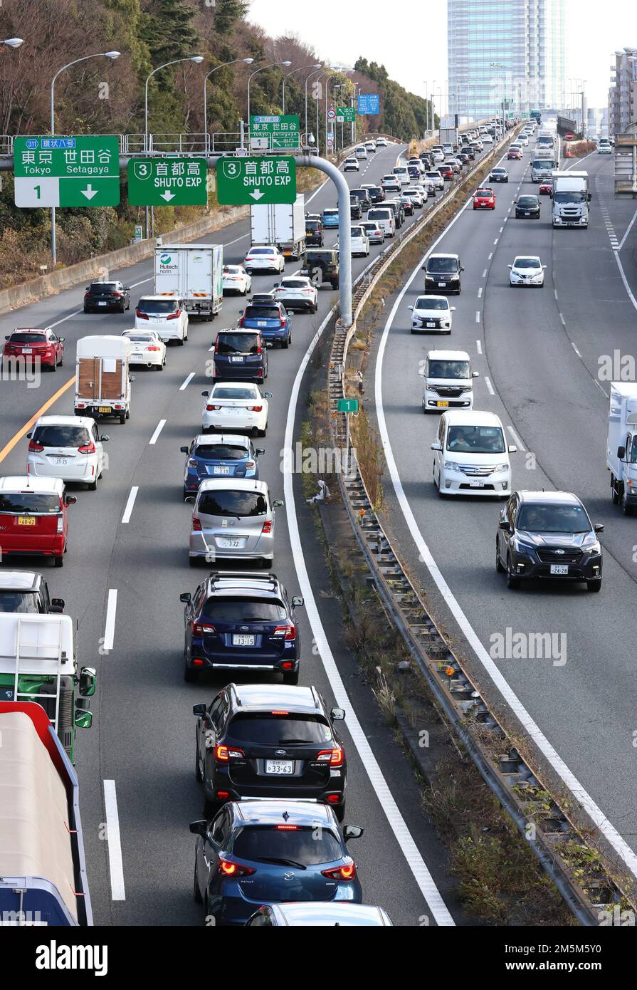 Tokyo, Japan. 30th Dec, 2022. Motorists are caught in a traffic jam ...