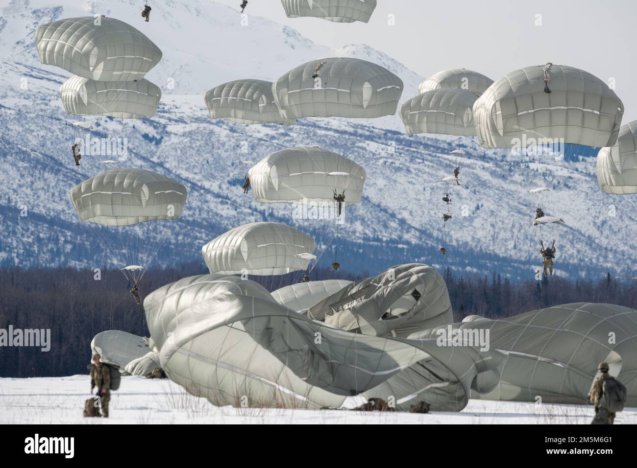 Army paratroopers from the 4th Infantry Brigade Combat Team (Airborne ...