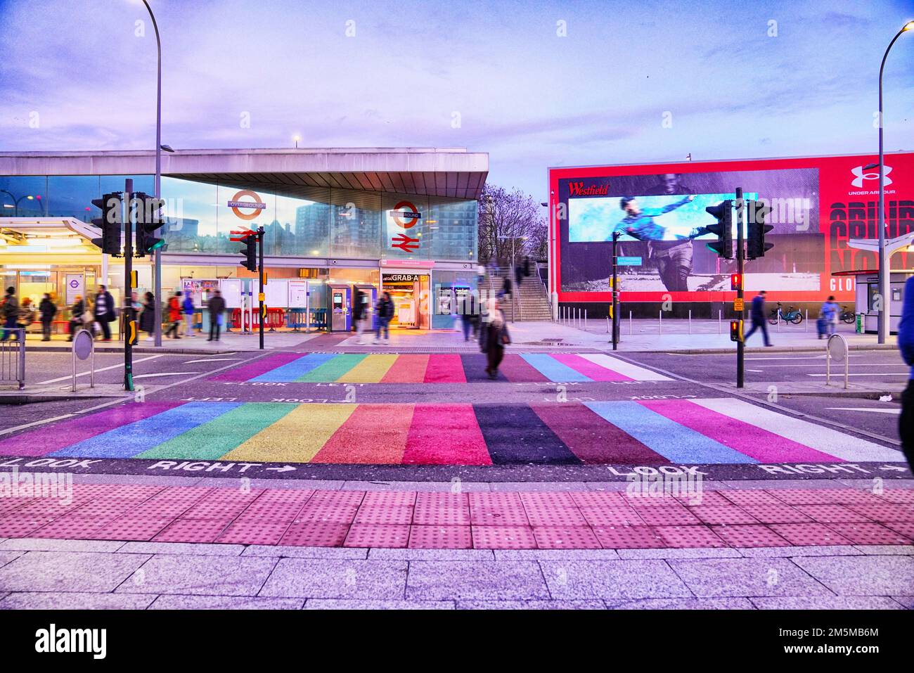 Westfield shopping centre london hi-res stock photography and images ...