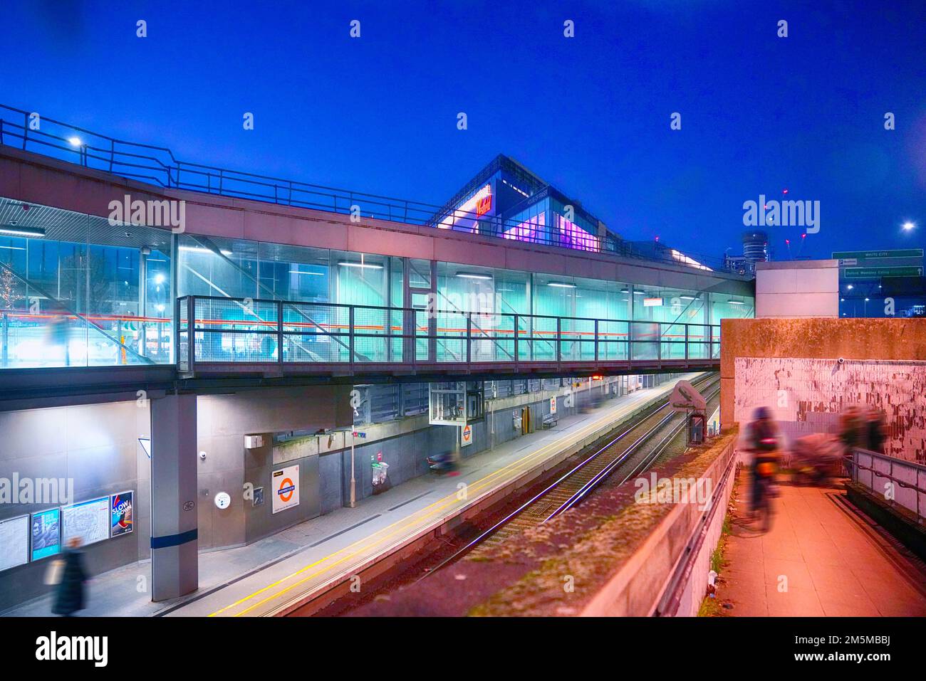 Overground railway hi-res stock photography and images - Alamy