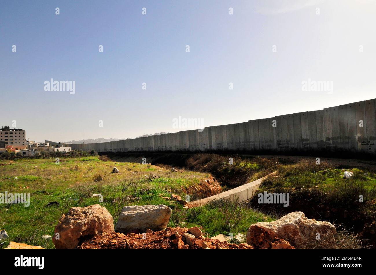 The Israeli West Bank barrier to the north of Jerusalem Stock Photo - Alamy