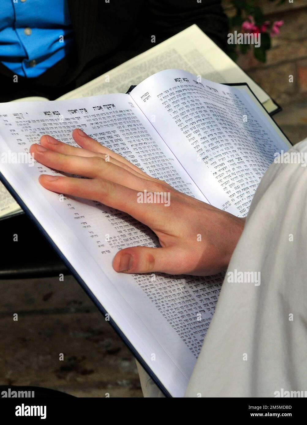 Yeshiva orthodox jews mea shearim hi-res stock photography and images ...