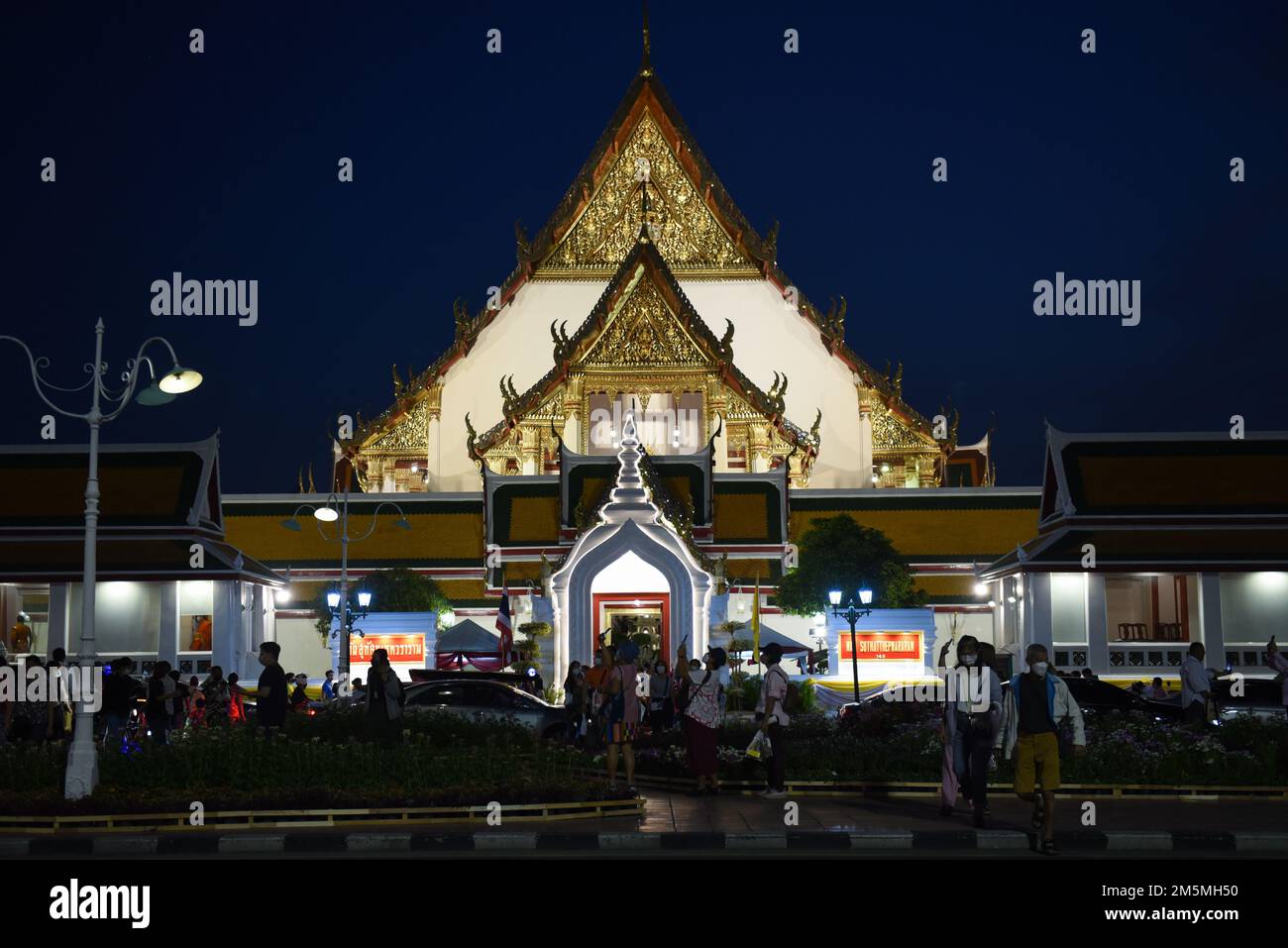 Bangkok, Thailand. 29th Dec, 2022. Buddhist and Traveler Visit the ...