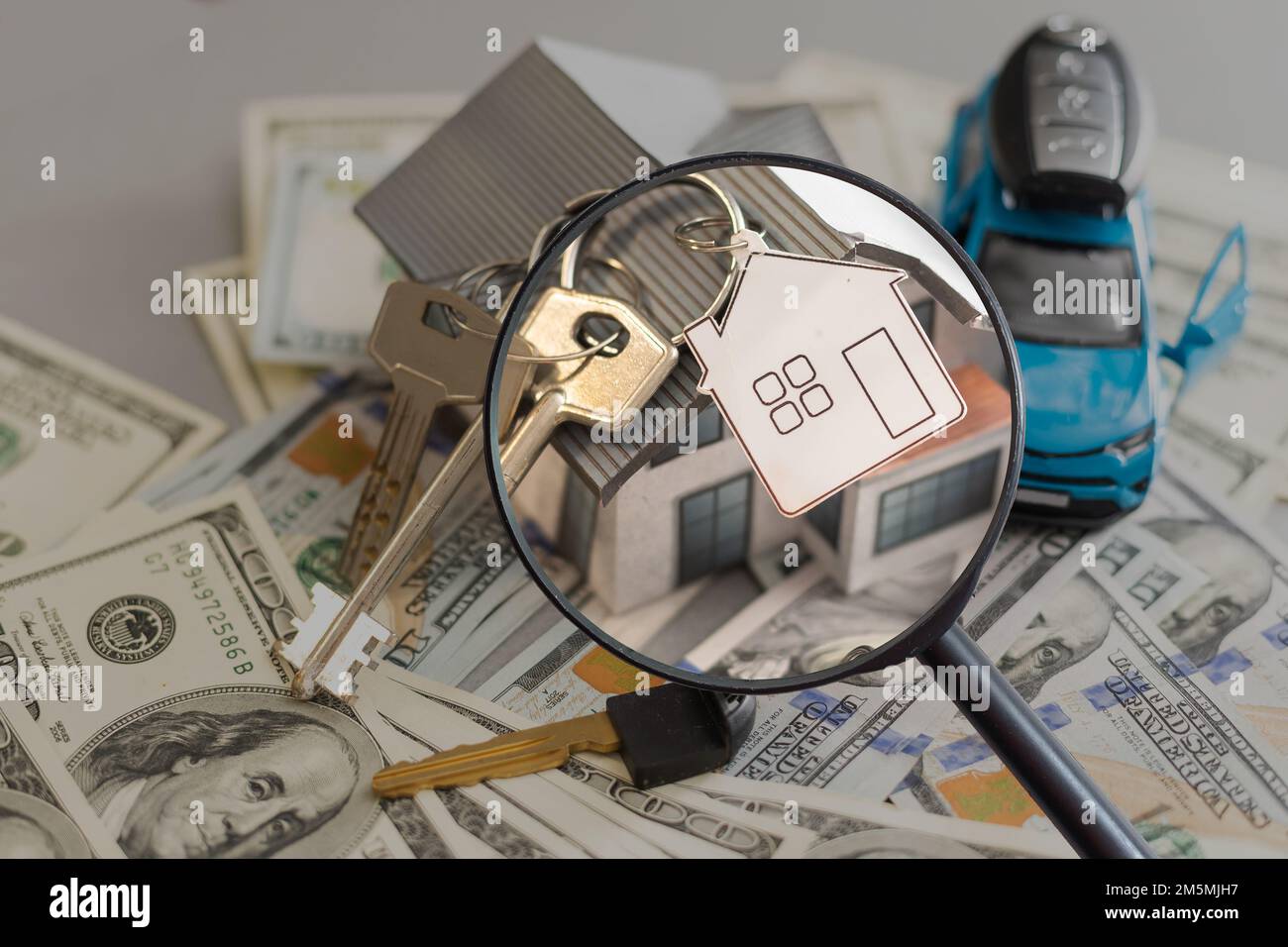 House under magnifying glass hi-res stock photography and images - Alamy