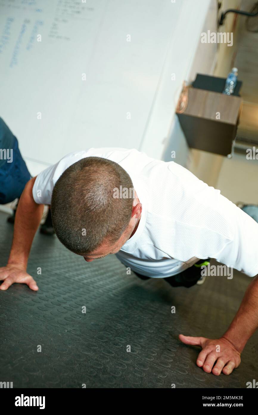 Getting stronger with each set. a man working out in the gym Stock ...