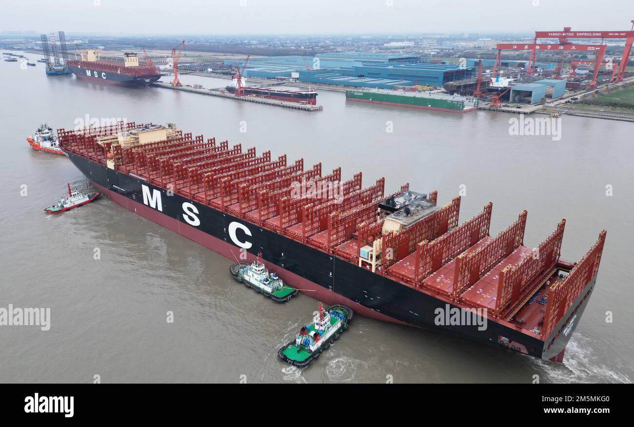 Aerial photos show the new global large container vessel "Xinfu 103 ...