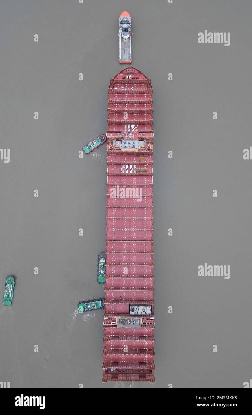 Aerial photos show the new global large container vessel "Xinfu 103 ...