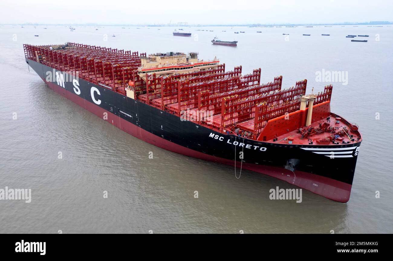 Aerial photos show the new global large container vessel "Xinfu 103 ...