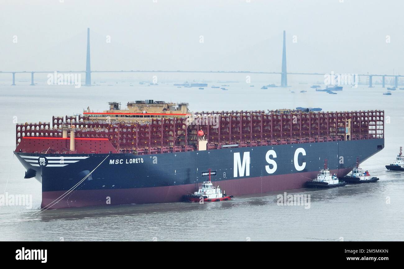 Aerial photos show the new global large container vessel "Xinfu 103 ...