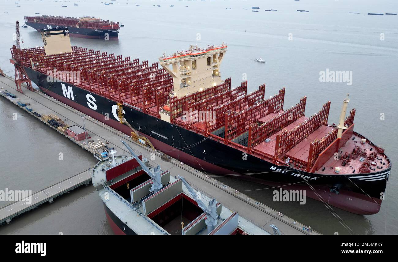 Aerial photos show the new global large container vessel "Xinfu 103 ...