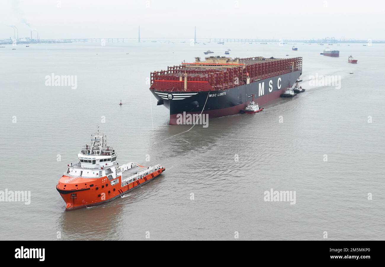 Aerial photos show the new global large container vessel "Xinfu 103 ...