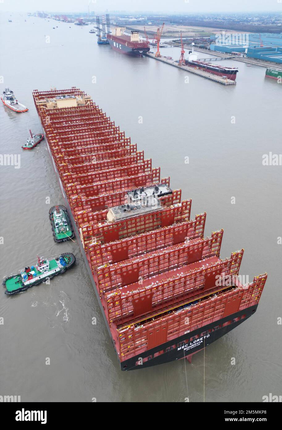 Aerial photos show the new global large container vessel "Xinfu 103 ...