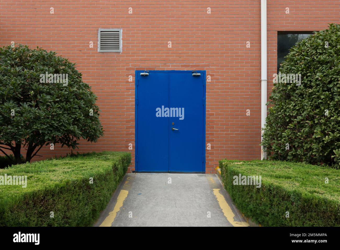 Under the wall hi-res stock photography and images - Alamy