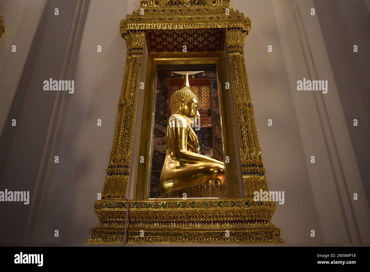 Bangkok, Bangkok, Thailand. 29th Dec, 2022. Buddhist and Traveler Visit ...