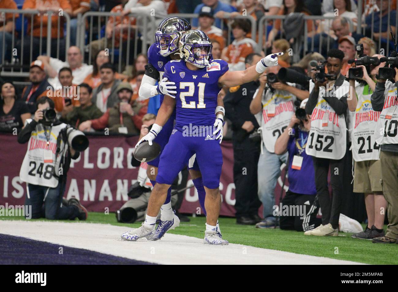 San Antonio, TX, USA. 29th Dec, 2022. Washington Huskies running back ...