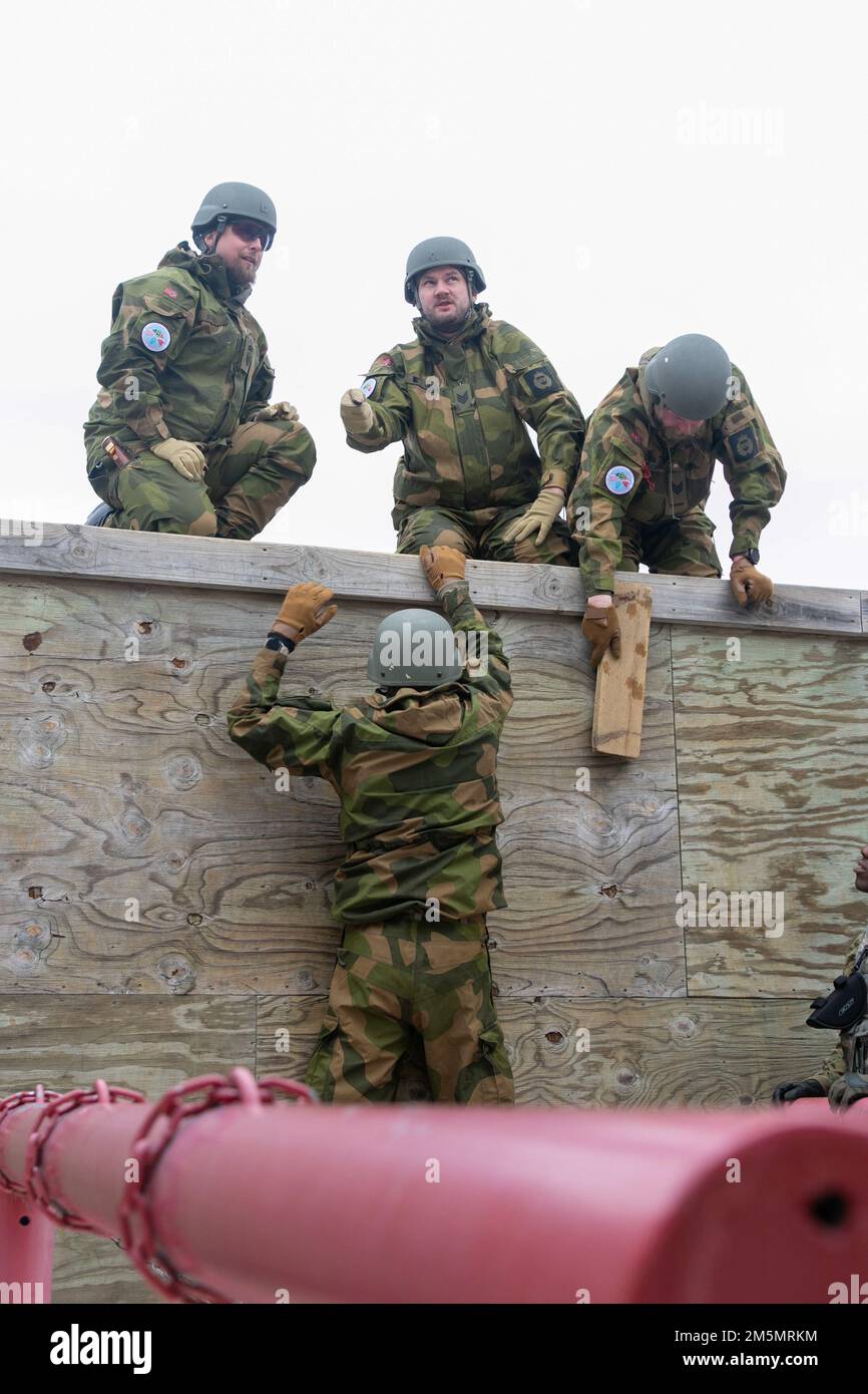 Leadership reaction course hi-res stock photography and images - Alamy