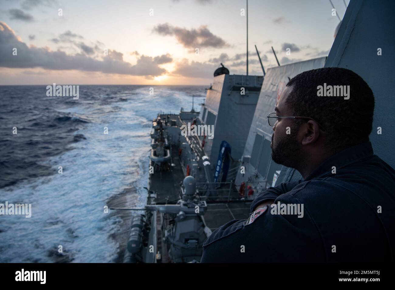 PHILIPPINE SEA (March 27, 2022) Gunner’s Mate 2nd Class Taquan Taylor ...