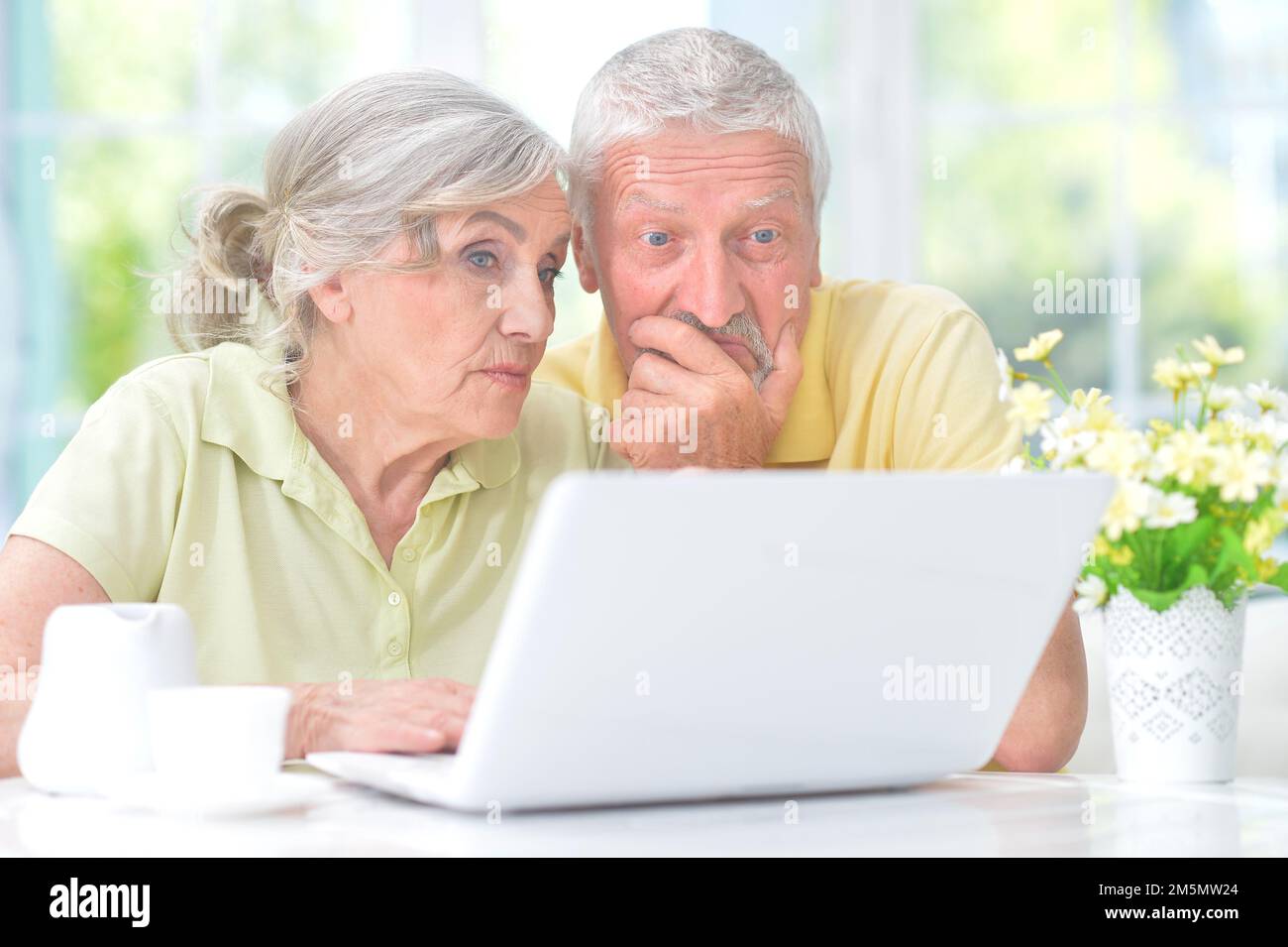 Old man confused home hi-res stock photography and images - Alamy