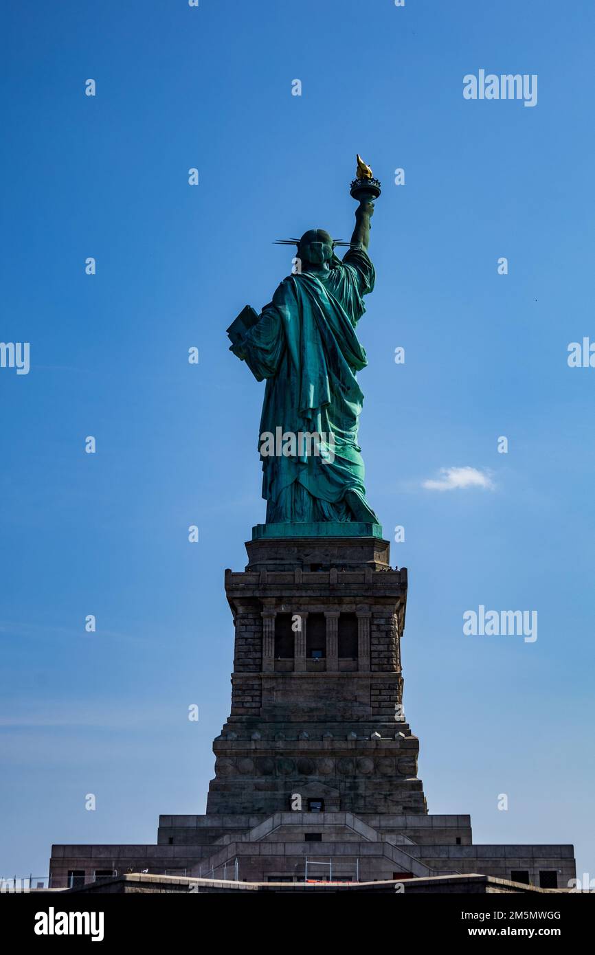 Back side statue liberty hi-res stock photography and images - Alamy