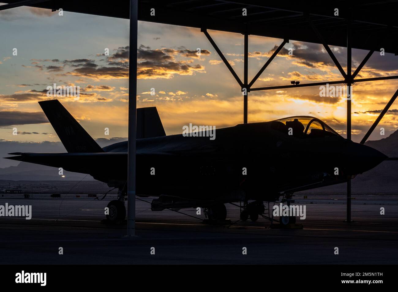 F 35 maintenance hi-res stock photography and images - Alamy