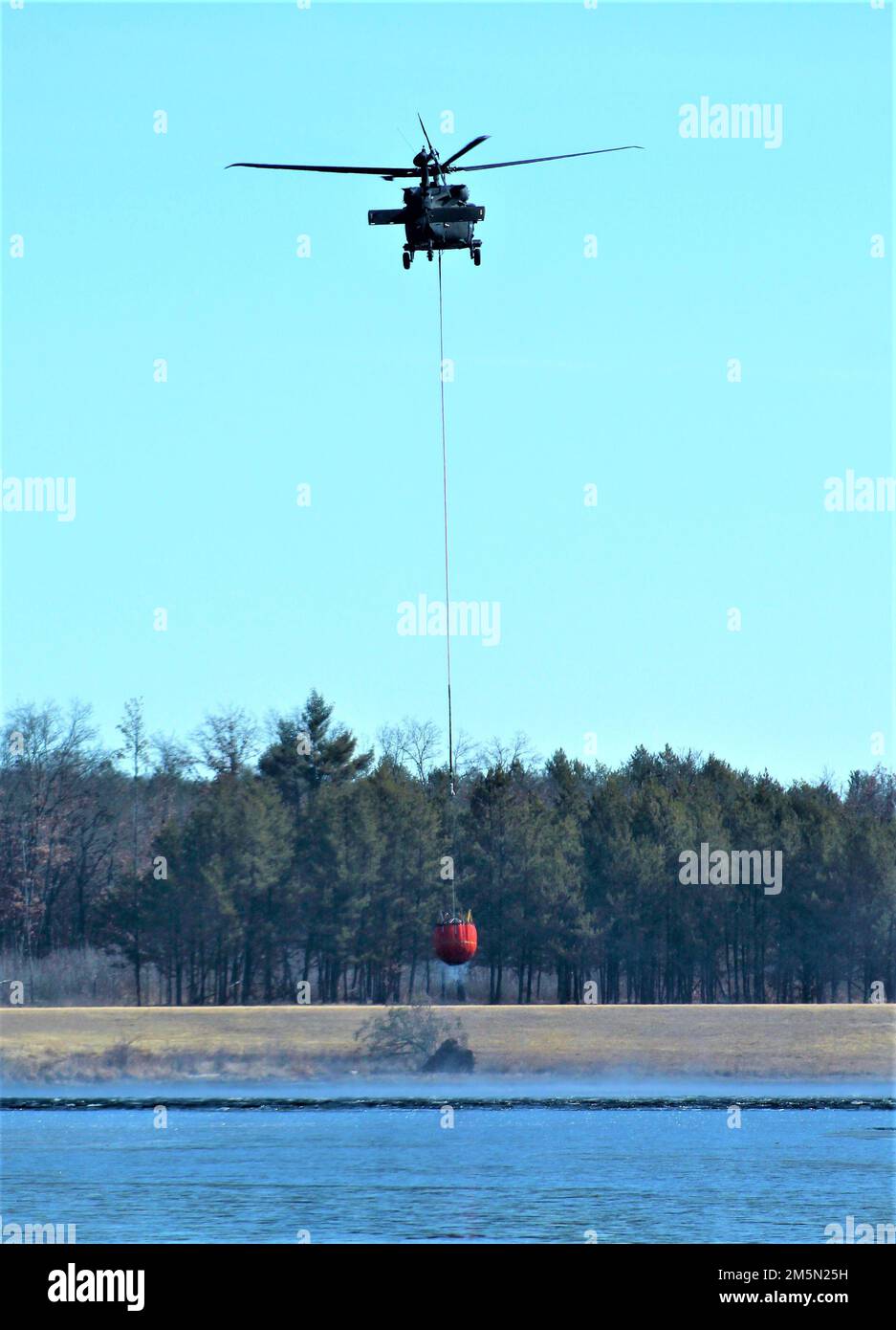 Helicopter carries bucket water hi-res stock photography and images - Alamy