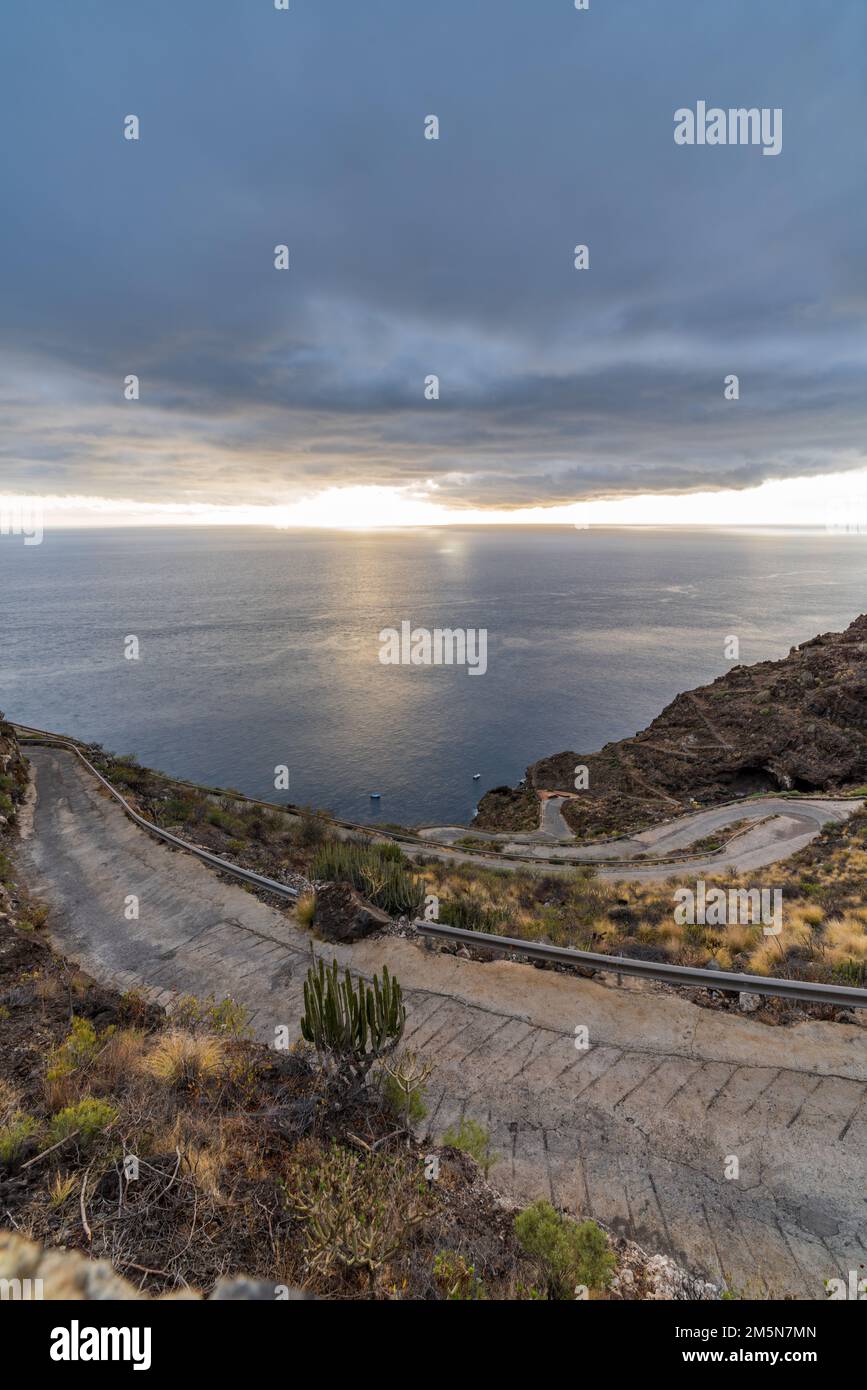 Mountain sunset shape hi-res stock photography and images - Alamy