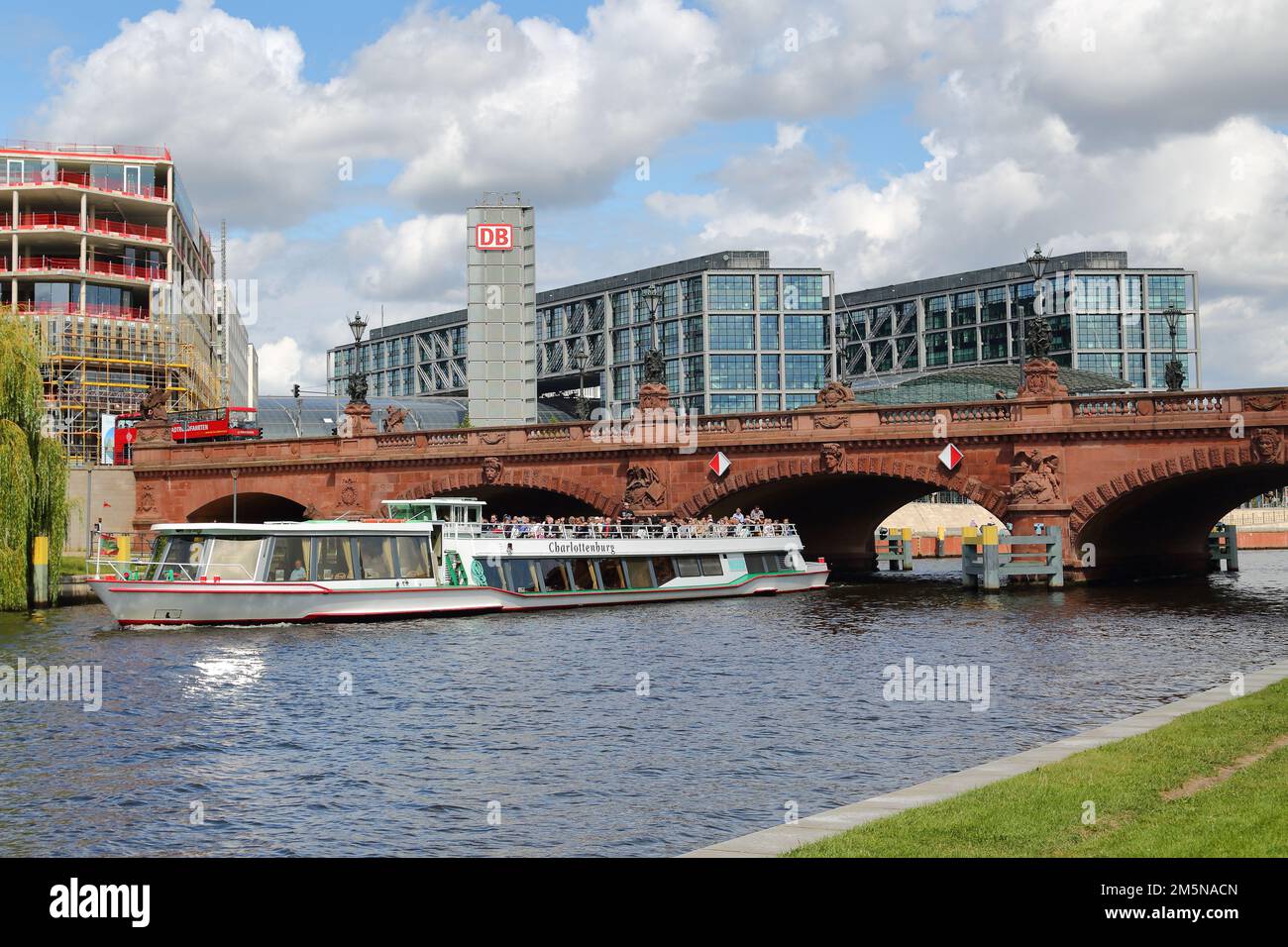 A tourist sightseeing boat passes under the Moltkebruecke (Moltke ...