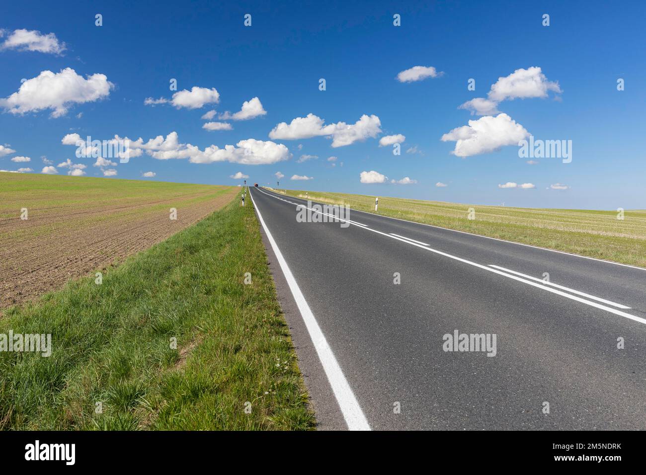 Straight line formation hi-res stock photography and images - Alamy