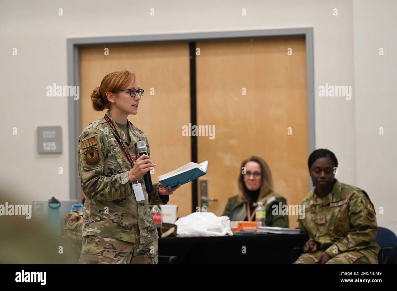 Air force personnel focus hi-res stock photography and images - Alamy