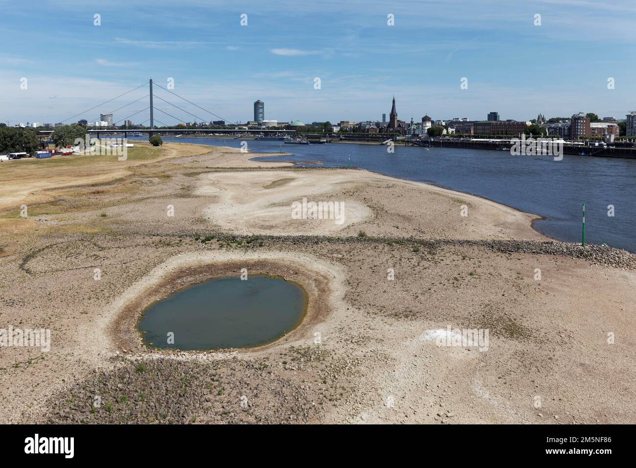 Rhine near Duesseldorf, extreme low water in July 2022, water level 79 ...