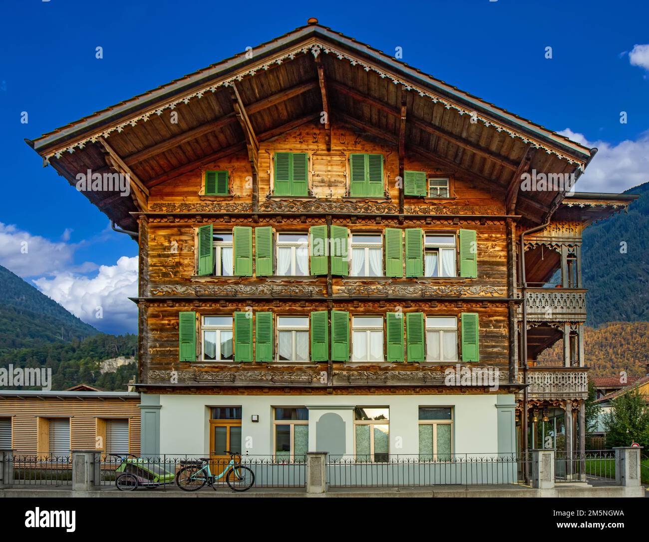 Switzerland house mountain balcony hi-res stock photography and images ...