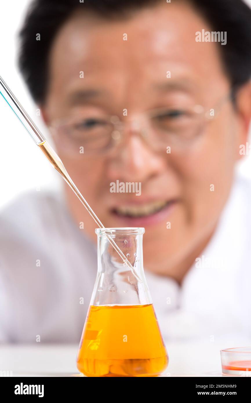 Reagent in elderly male scientists study measuring cups Stock Photo - Alamy