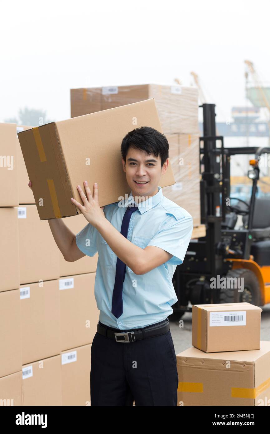 Logistics warehouse staff to deliver the goods Stock Photo - Alamy