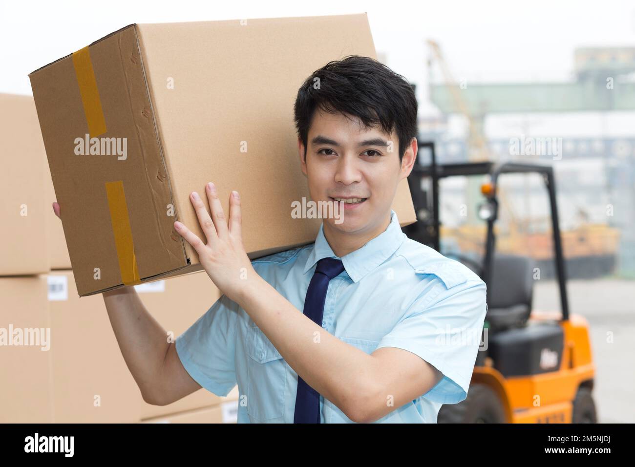 Logistics warehouse staff to deliver the goods Stock Photo - Alamy