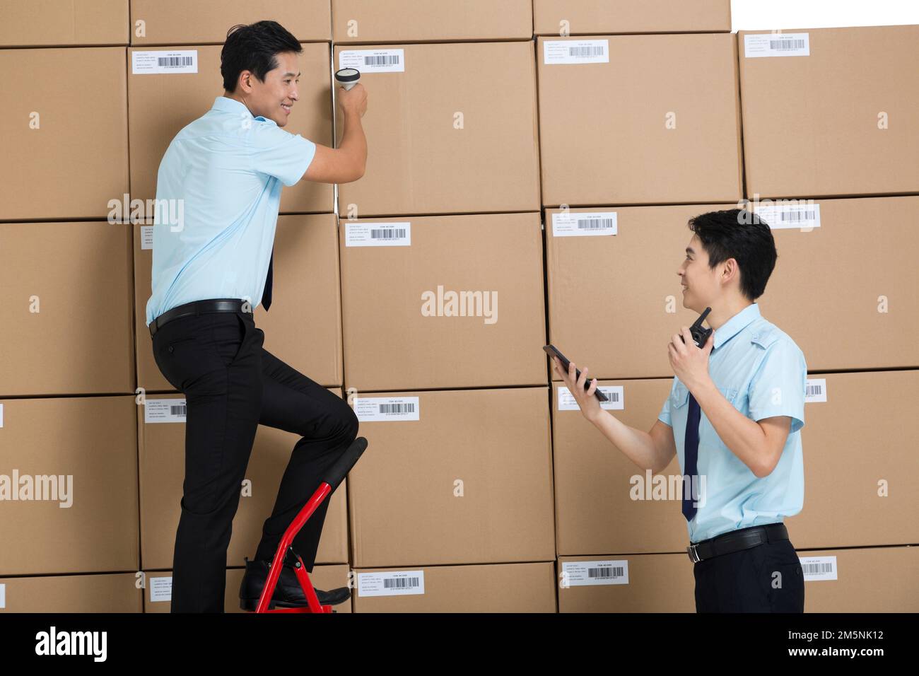 Scan cargo logistics warehouse staff Stock Photo - Alamy