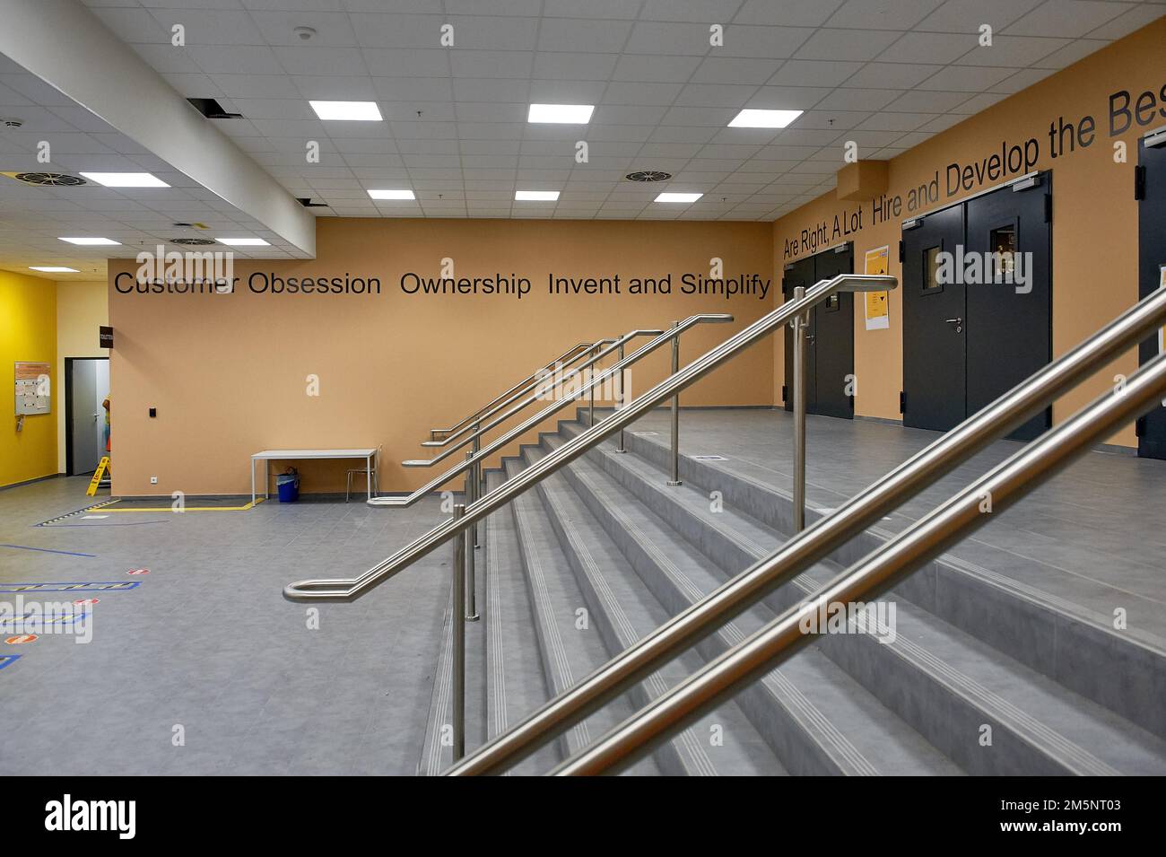 Amazon com warehouse interior hi-res stock photography and images - Alamy