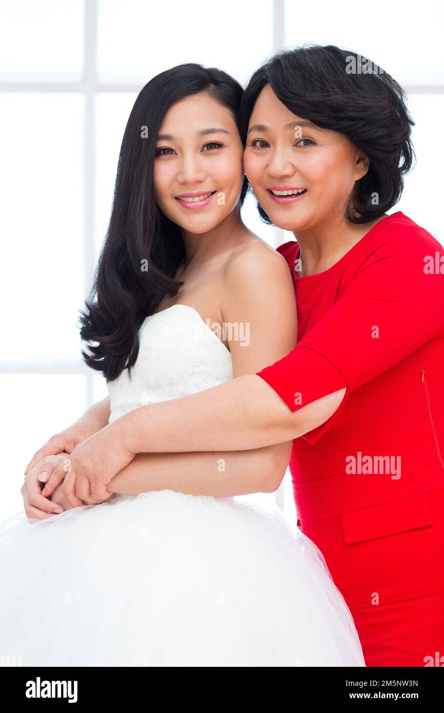 The bride and mother hug Stock Photo - Alamy