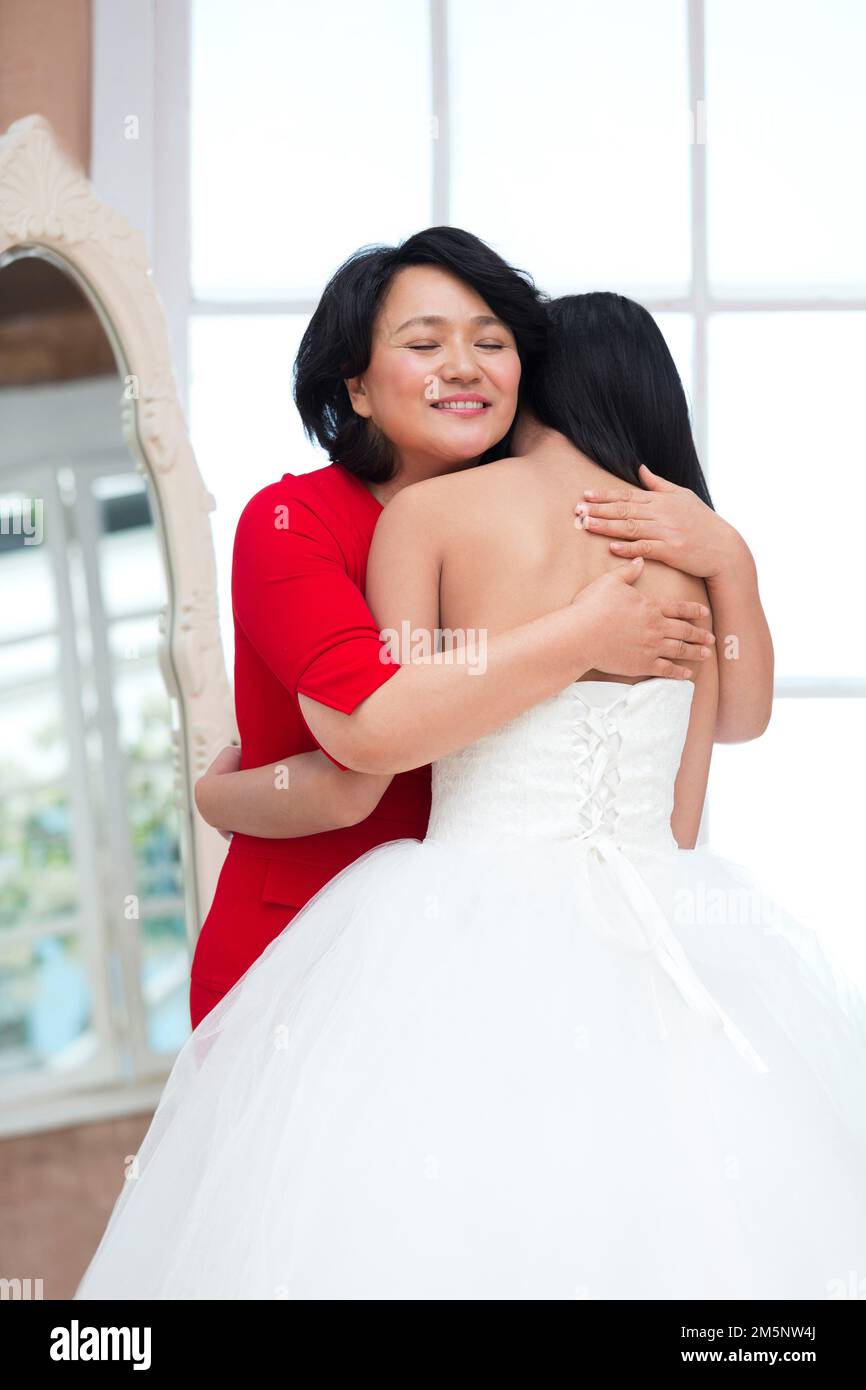 The bride and mother hug Stock Photo - Alamy