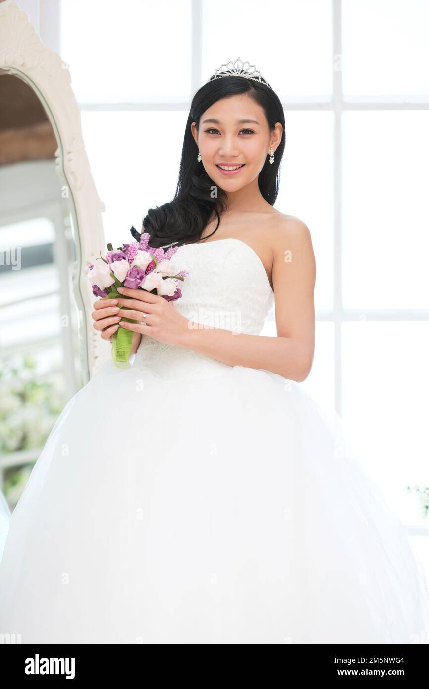 Beautiful bride to look into the mirror Stock Photo - Alamy