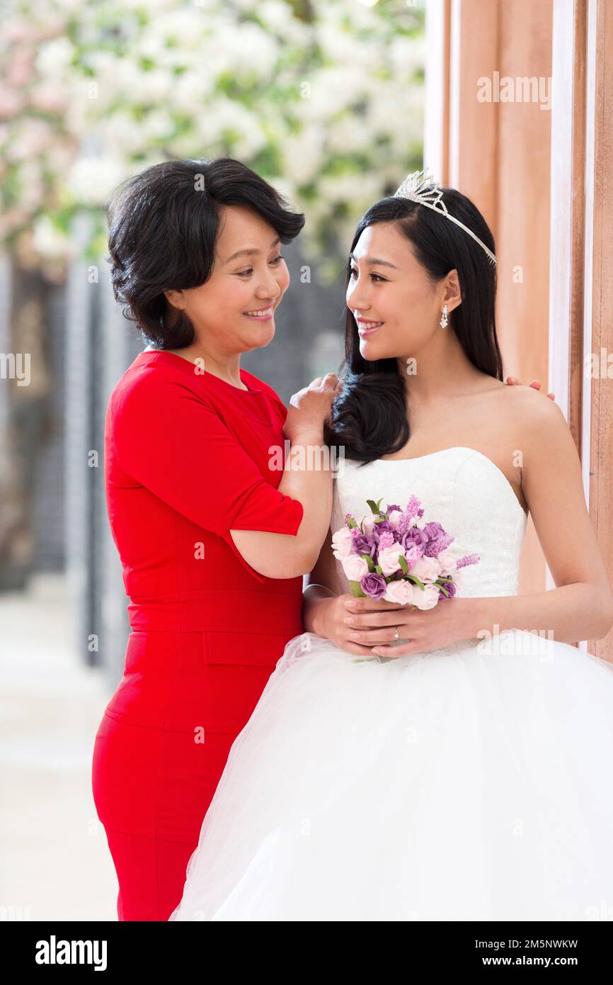 The beautiful bride and her mother Stock Photo - Alamy